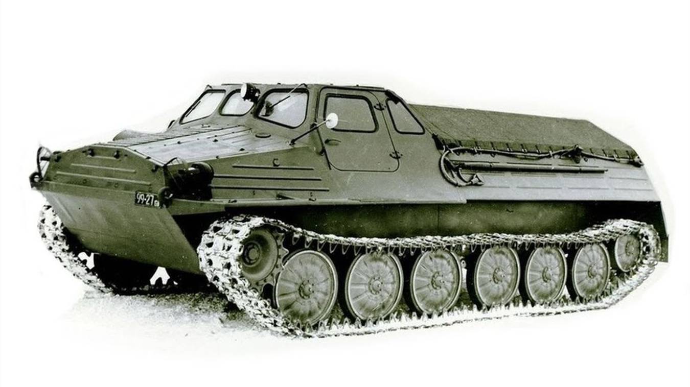 Гусеничный транспортер-тягач