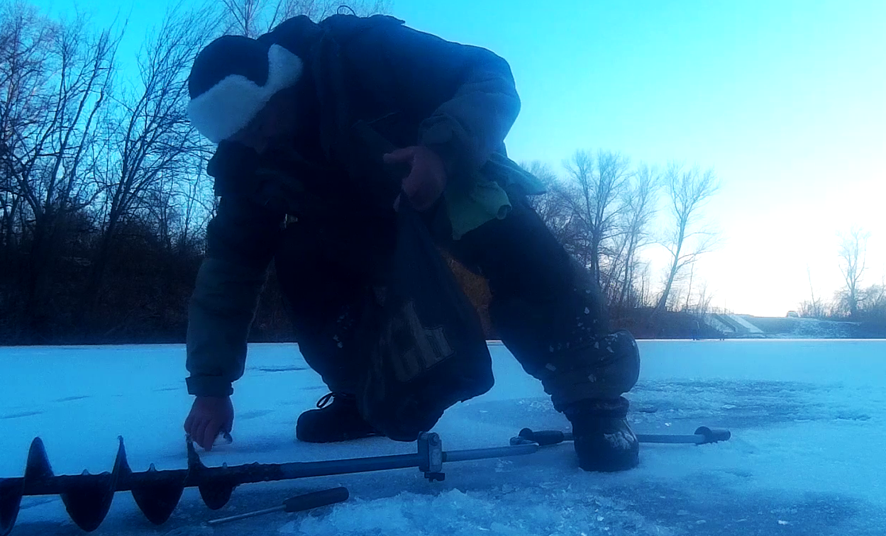С безмотылкой и желанием поймать много рыбы в ближнюю пойму.