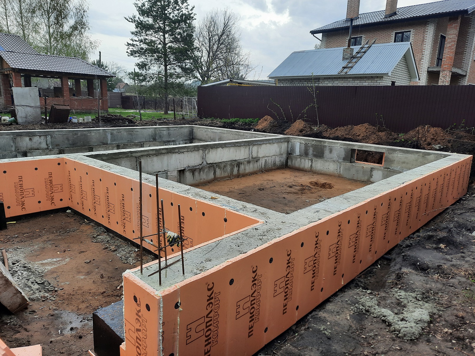 Фундамент дома из газобетона в стиле Хай-Тек с плоской кровлей и техническим этажом.