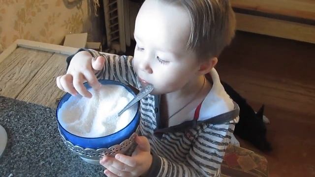 Сын Ванятка тырит сахар (нагло!) [d0x-BIjVNa8].mp4