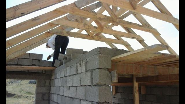 Строим Дом - Двускатная крыша с мансардой.mp4