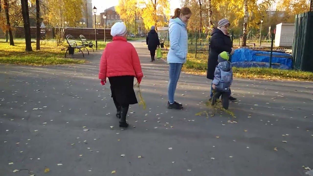 Маленький Лёва прогулка с прабабушкой