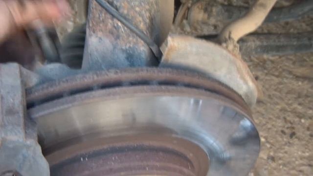 Mazda 6 (GG) 2.0 AT - Замена тормозных колодок и дисков на передке..mp4