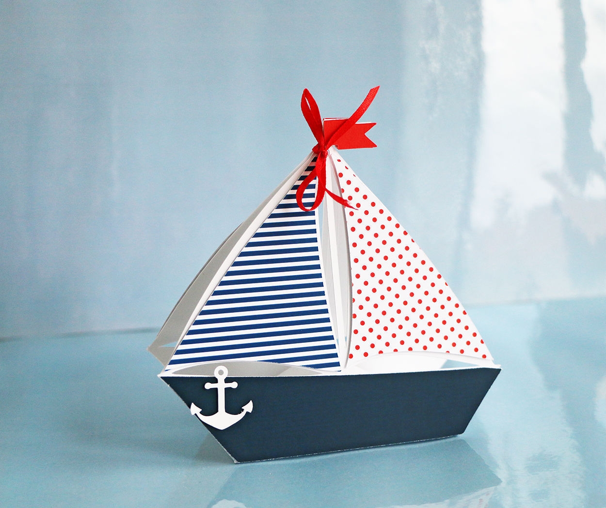 Вот кораблик из бумаги.mp4