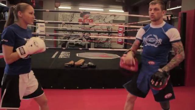 Комбинации ударов рука нога — Урок 6 работа на лапах от Андрея Басынина