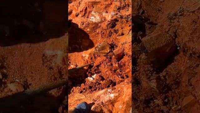 Выкапываем красивый маленький кристалл в скале