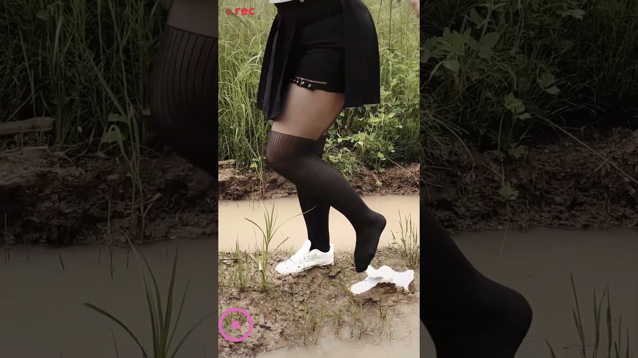 Девушка в грязи