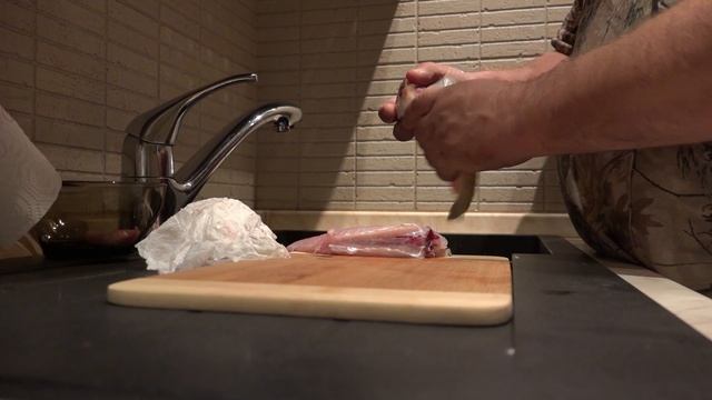 Чистим окуня.