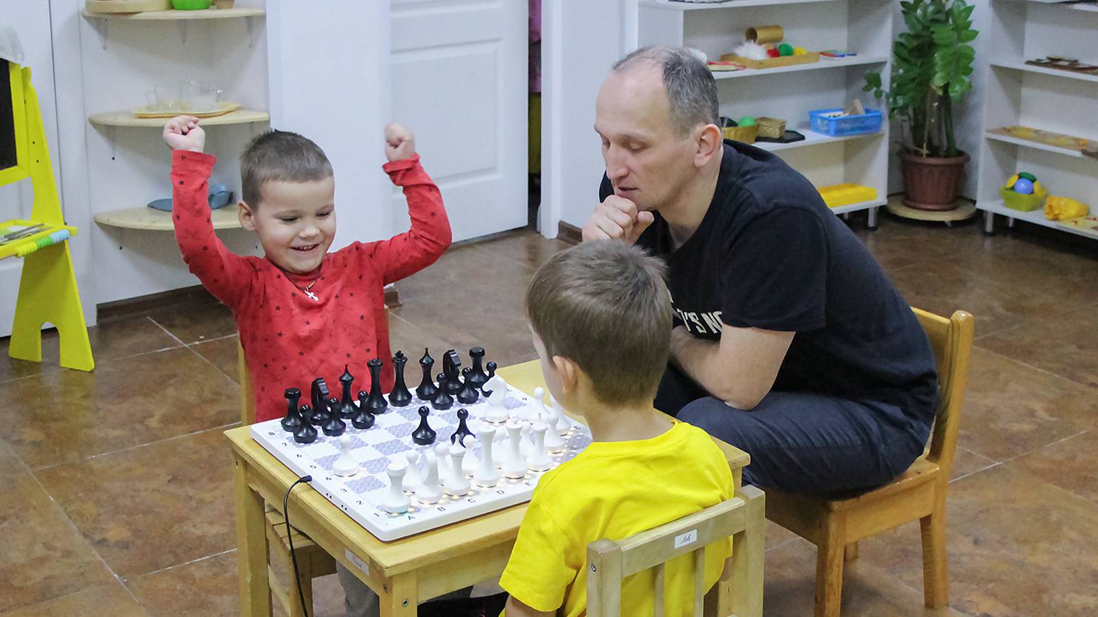 ИНТЕРВЬЮ-ОТЗЫВ О ИНТЕРАКТИВНЫХ ШАХМАТАХ UTS MAGIC CHESS ОТ ТРЕНЕРА ПО ШАХМАТАМ