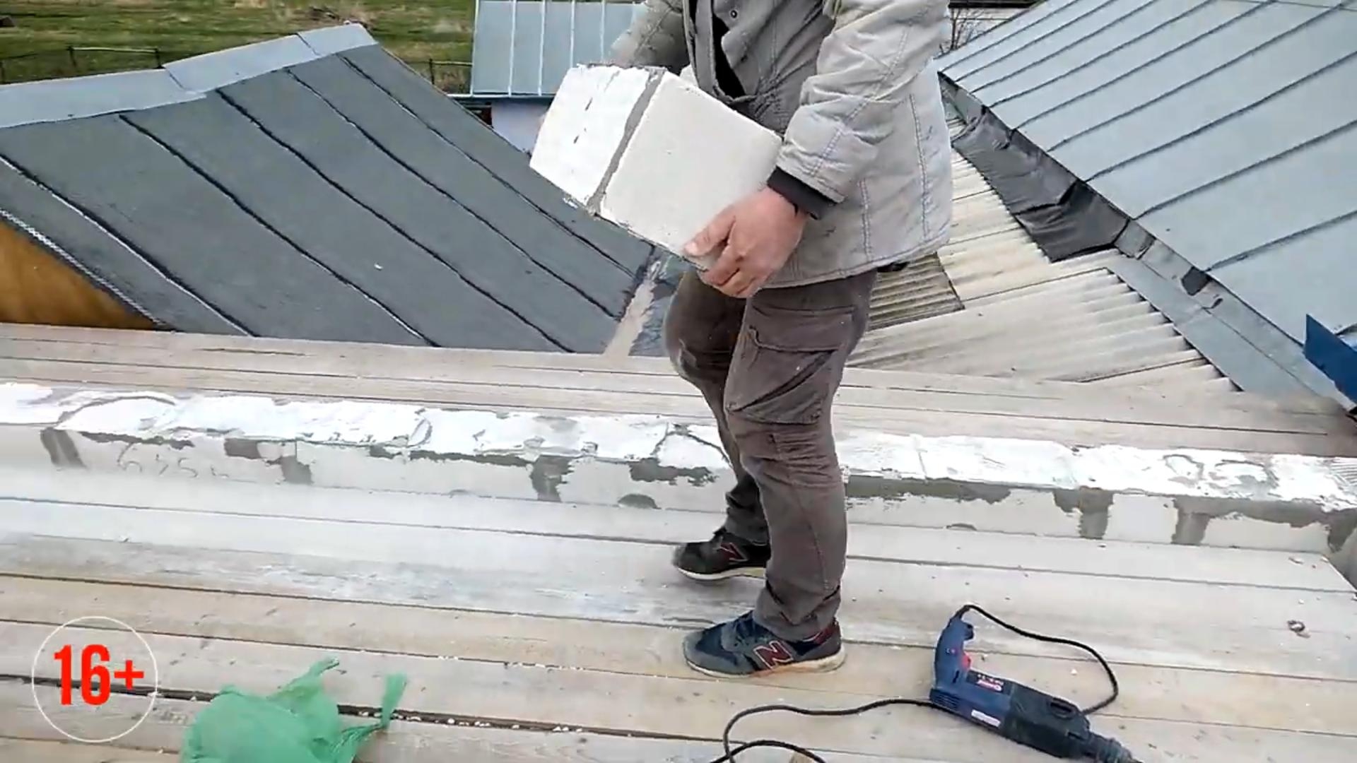 Закончили разбирать стенку из блоков. Дом из газоблоков.