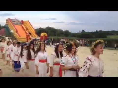 купальское шествие с атрибутами праздника