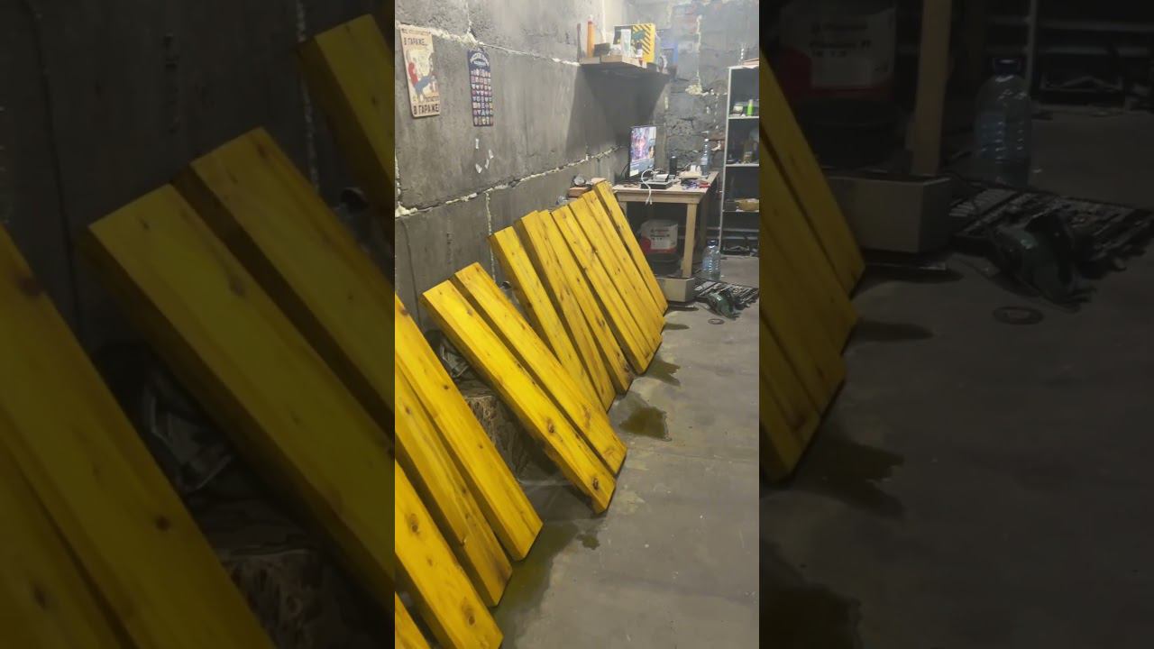 Доски на смотровую яму пропитаны антисептиком. Пусть сохнут.