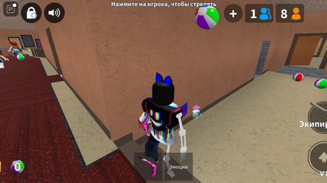 играю в мм2 и выживаем