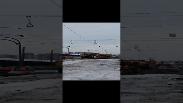 Машина захватывает старую шпалу и на рельсах везёт её на место времннноо хранения.mp4