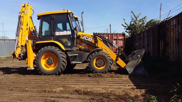 Разравнивание участка трактором - процесс работы