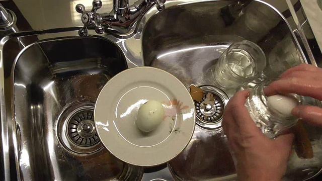 Как чистить яйцо. Ч.2. Пролежавшие в холодильнике 4 дня, будучи сваренными