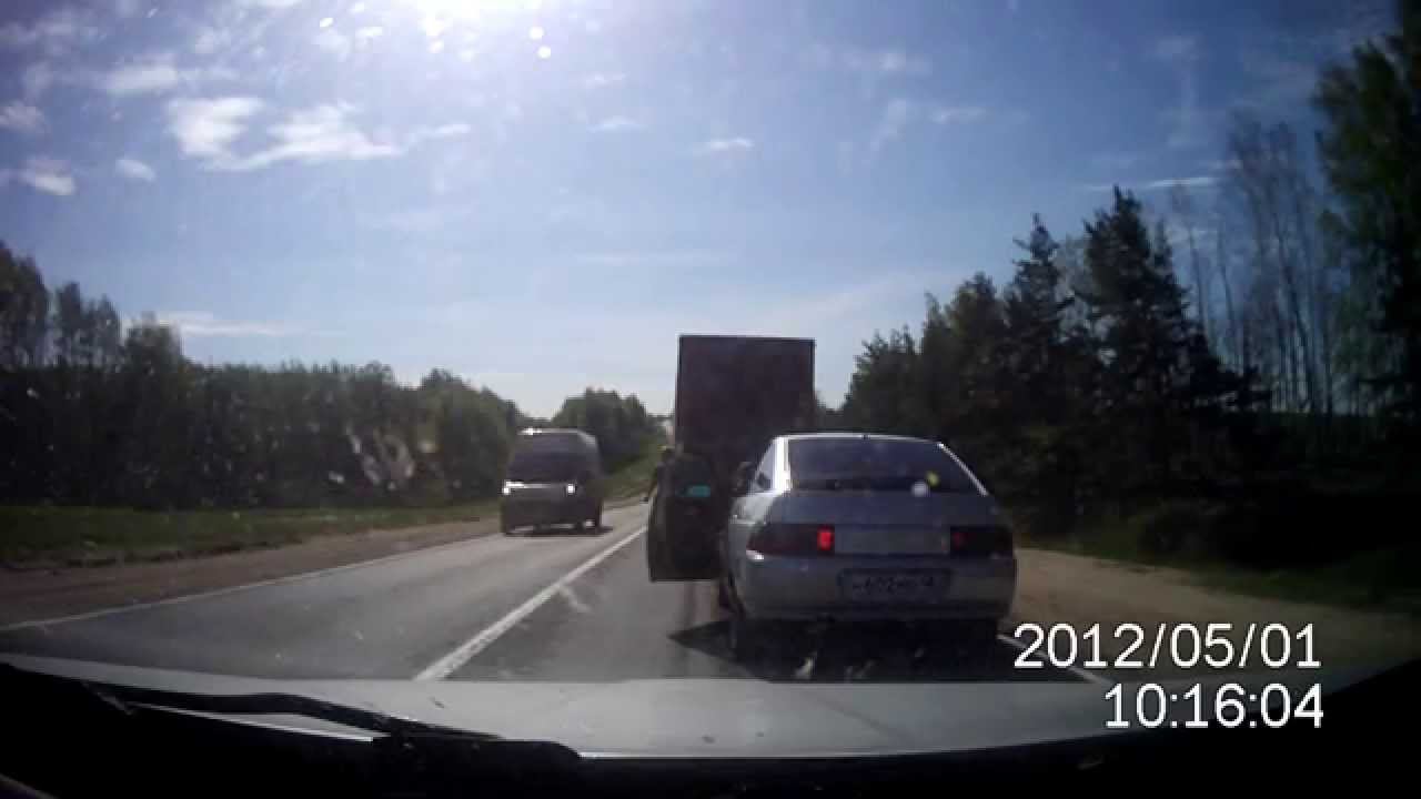 Водитель Ваз 2112 грубо нарушает ДТП