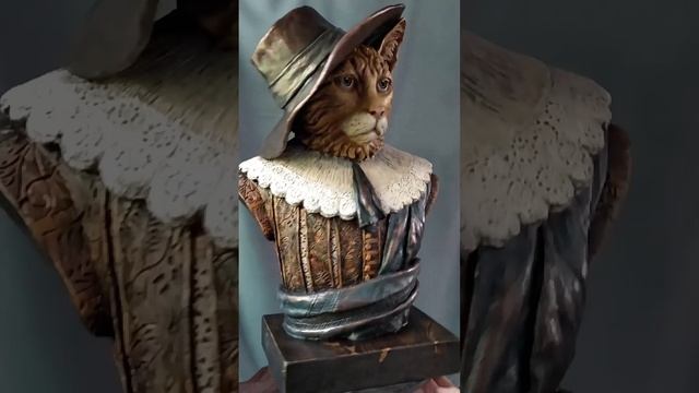 Скульптура Кот в шляпе. Материал пластик, дерево. Декоративная тонировка.