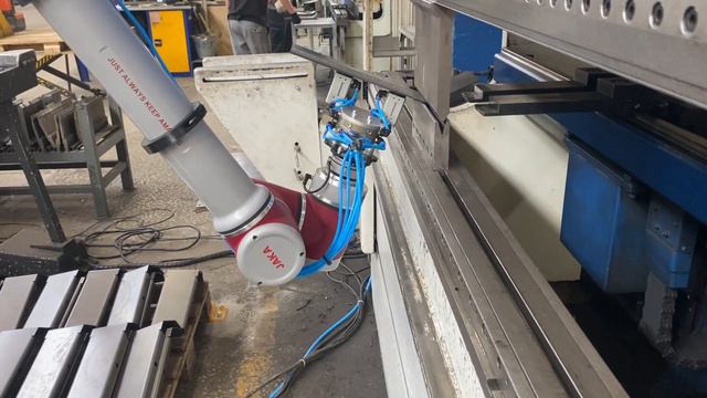 Обслуживание гибочного пресса коллаборативным роботом - 2