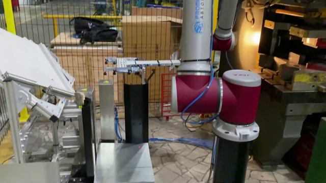 Работа коллаборативного робота со штамповочным прессом