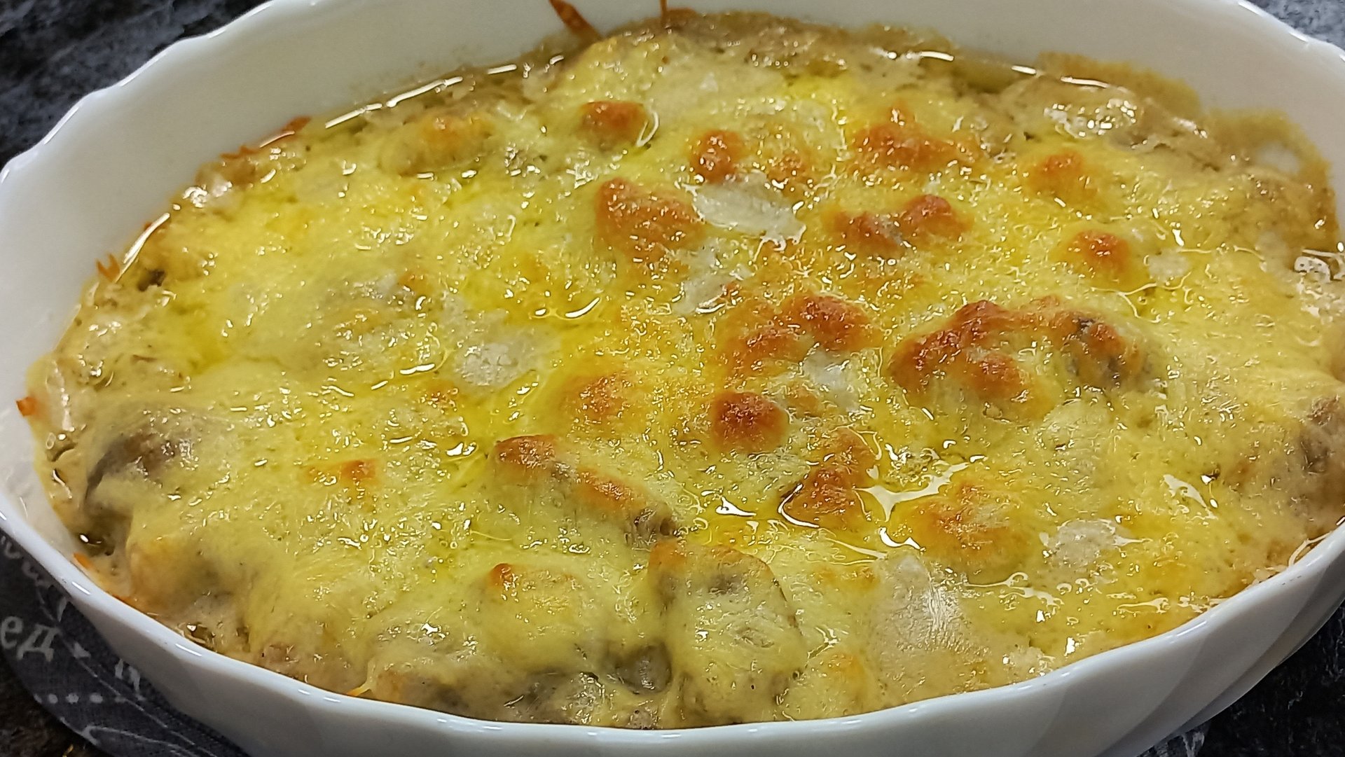 Вкусная идея для ужина, грибы в сметане с сыром и макаронами