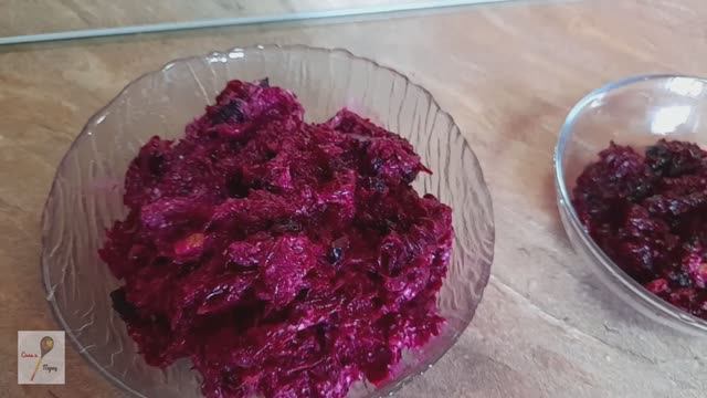 Салат: свекла с чесноком.