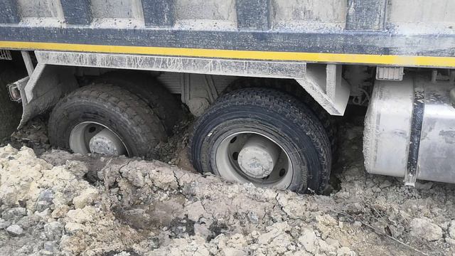 Решил развернутся, прилип в болоте.mp4