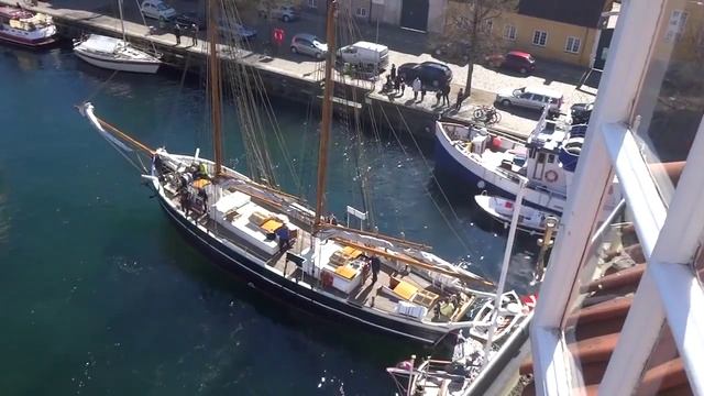 Техника управления парусным судном - Швартовка - He is a master ...Check this out sailors....