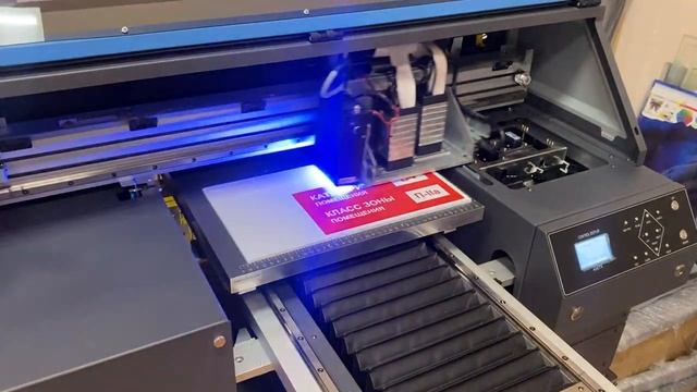 УФ принтер FS-4060uv с печатающими головками Xaar 1201 печать таблички с объемными буквами на ПВХ