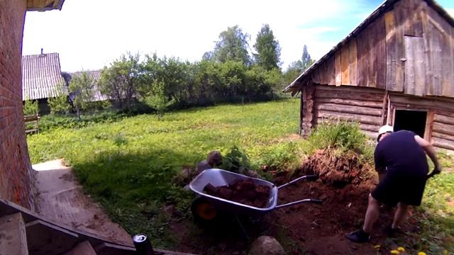 Разбираю кучу глины и битого кирпича от старой печки.