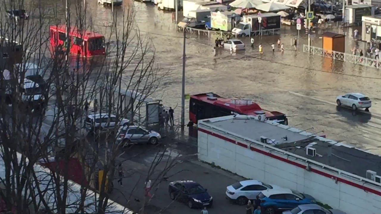 КАЗАНЬ. ЗАТОПИЛО УЛИЦУ ФУЧИКА