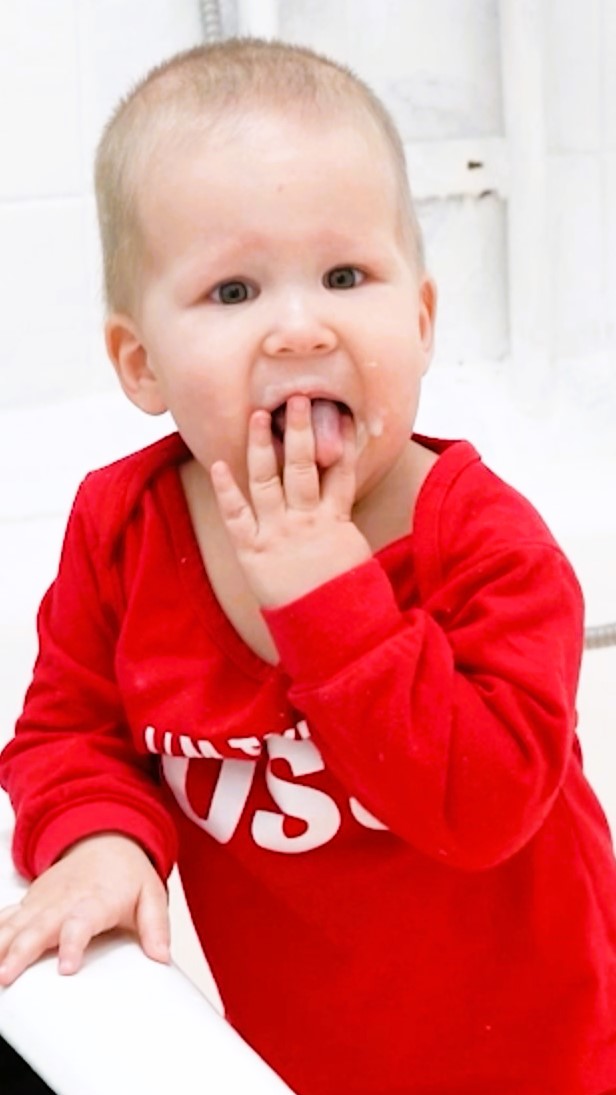 Ребенок спит в  коляске