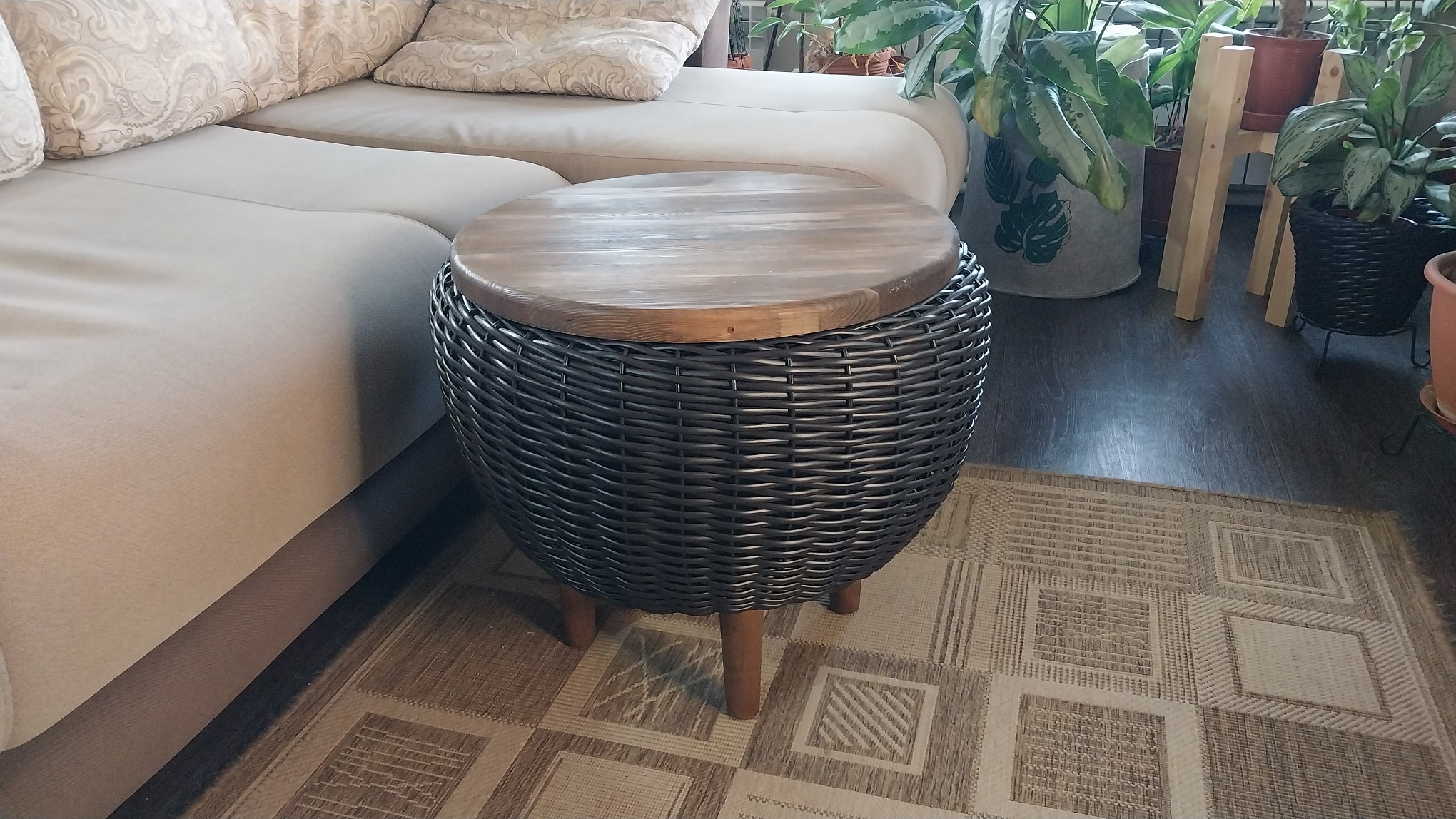 Интересный журнальный столик своими руками.