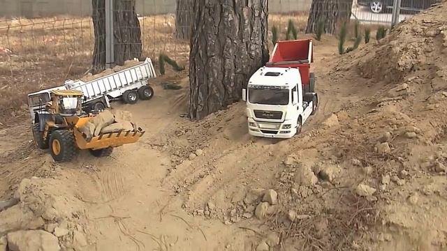 Радиоуправляемые тракторы и грузовики! Посмотри, как можно играть с таким транспортом!