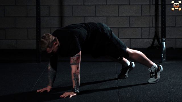 Касание стоп в планке