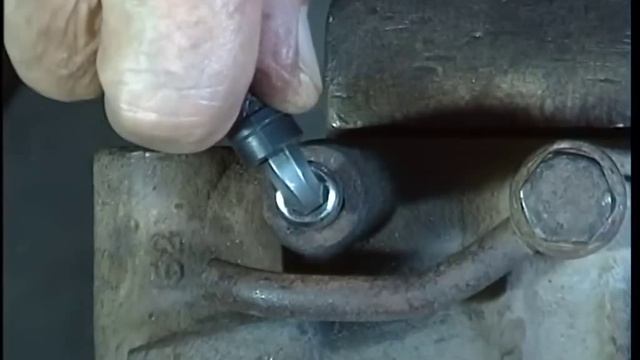 Как выкрутить обломанный болт