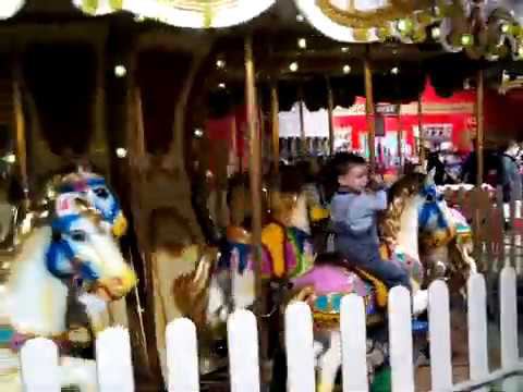 Внук на каруселях