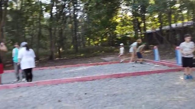 Игра в парке в петанк