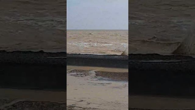 Городской пляж Геническ...Море бушует!!!