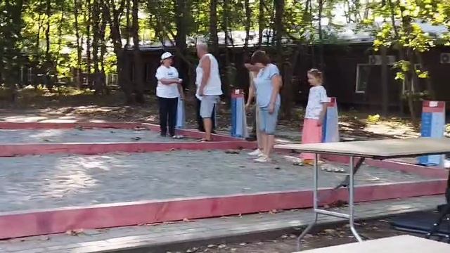 В парке игра в петанк