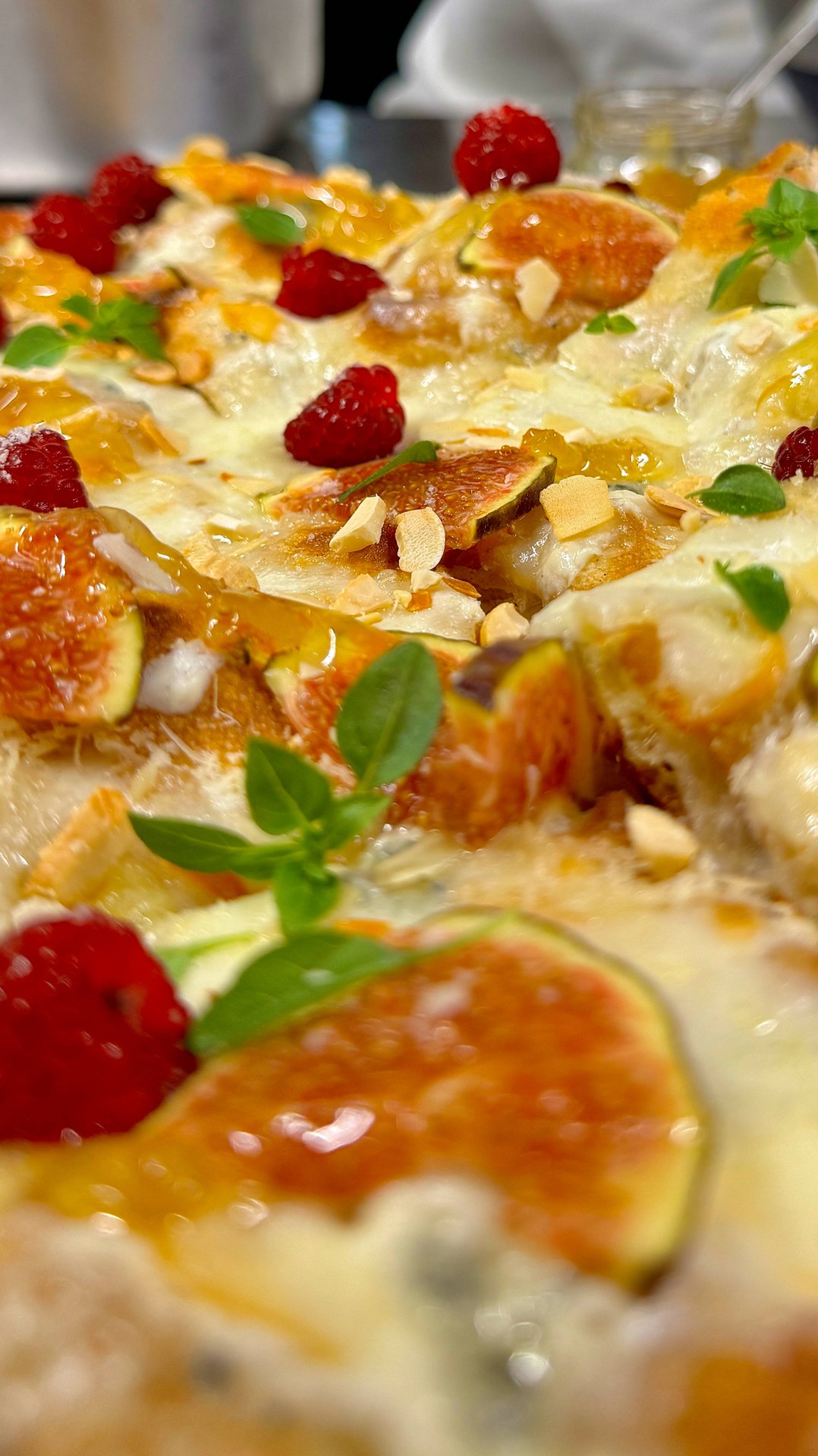 Пицца с сырами, инжиром, малиной и вареньем юдзу