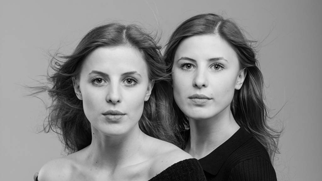 Афанасьевы Александра и Евгения 27 лет Визитка Близнецы 2024 V2