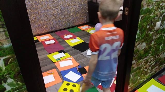 Гиганская напольная ходилка. Решаем, считаем и пишем