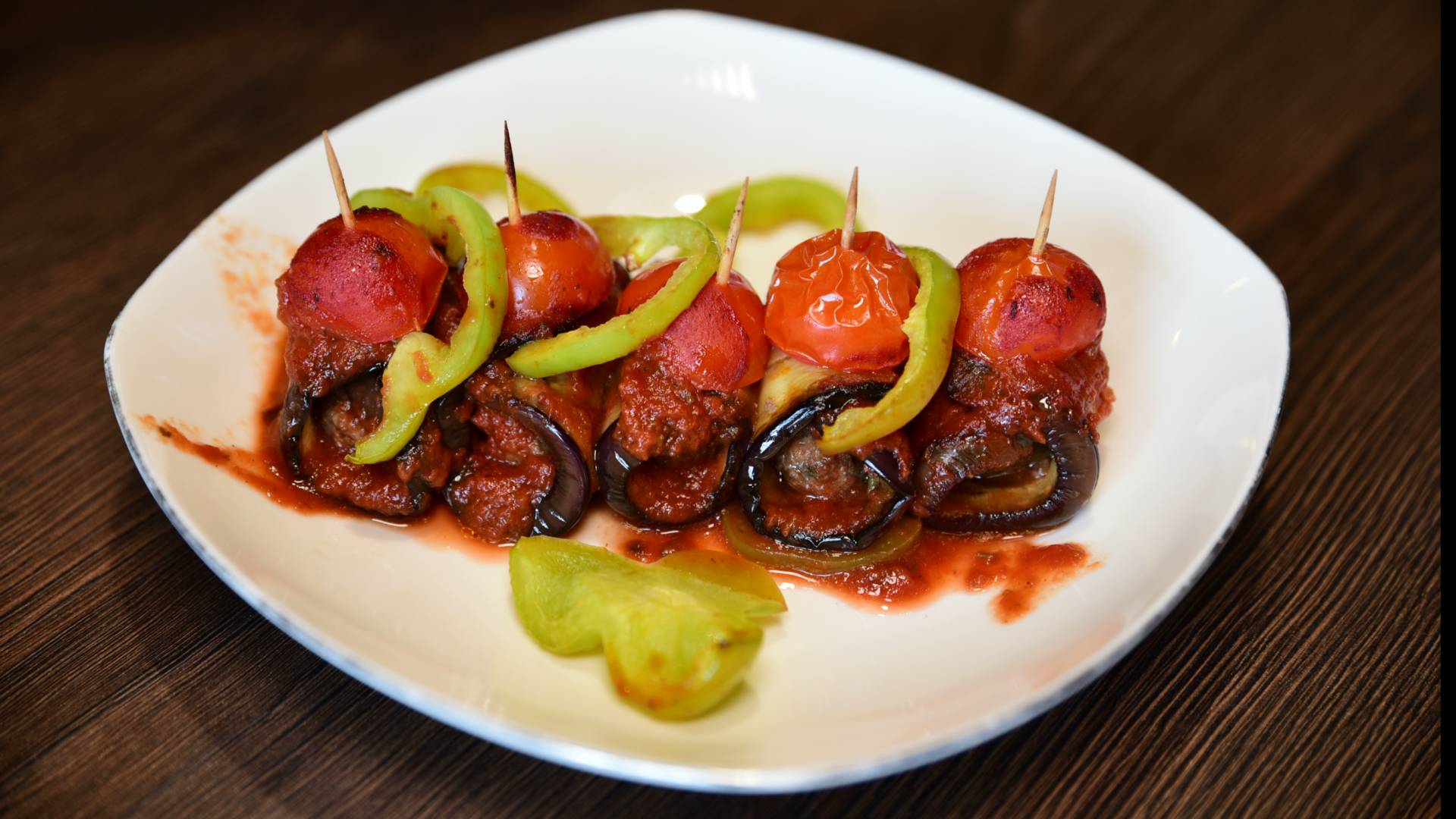 РУЛЕТИКИ ИЗ БАКЛАЖАН с мясом в томатном соусе.