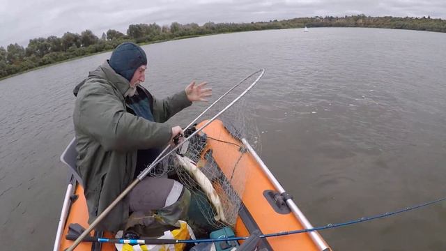 Удар,подсечка,вываживание и ТРЁШКА в подсачике)