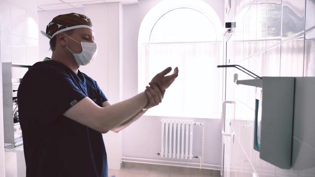 Что делает хирург перед входом в операционную | доктор Алексей Олейник