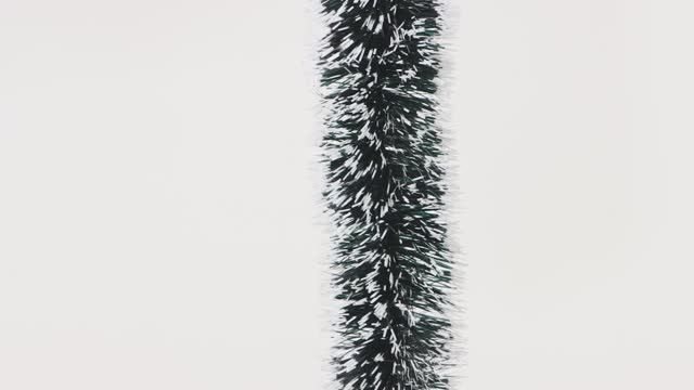 Мишура на проволоке "Норка" 2м*7см, 6 слоев зеленая с белыми кончиками