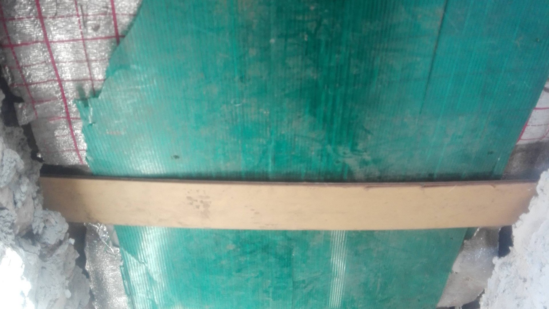 Утепляем потолок  с фольгированного пенополиэтилена и пластик.