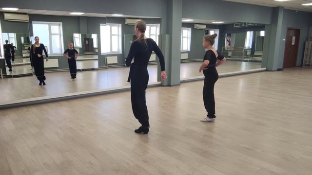 Упражнение на ротации бёдер в ча-ча-ча