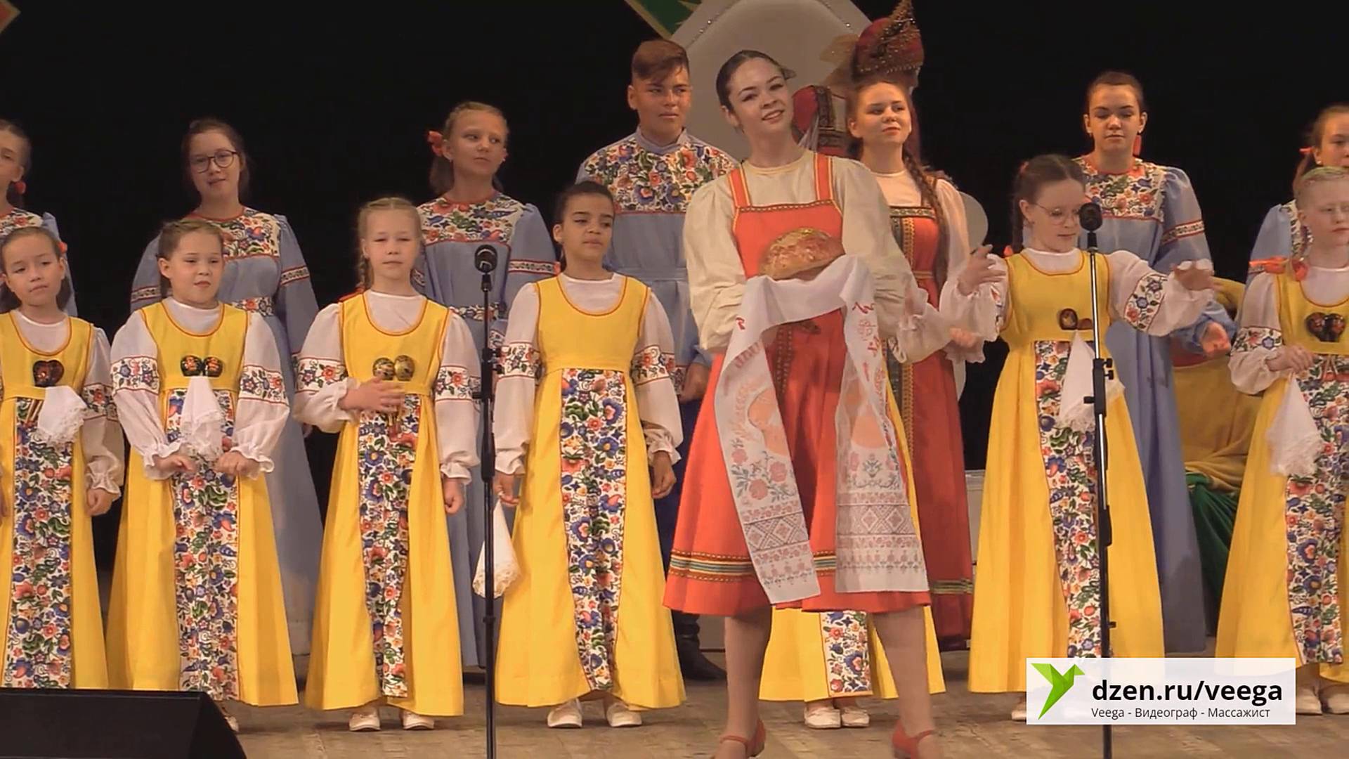 "Хлебом с солью Вас встречаем" + "Медовый каравай" - образцовый ансамбль "Говорушечки".